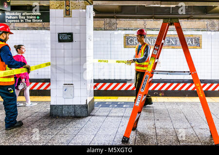 A MTA (Metropolitan Transportation Authority) maintenance crew work on ...