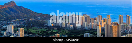 Tantalus Lookout at night, Puu Ualakaa State Park Honolulu. Tourists on ...