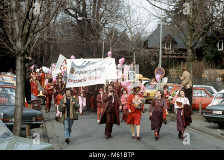 Followers of the Bhagwan Shree Rajneesh religious cult Medina Rajneesh ...