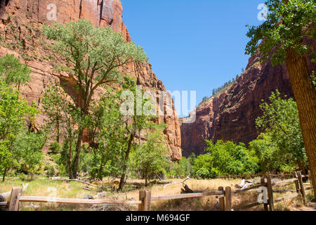 Creases and crevices on cliff side of mountain Stock Photo - Alamy