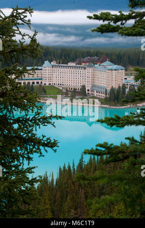 The fairmont chateau lake louise resort hotel at lake louise in banff ...