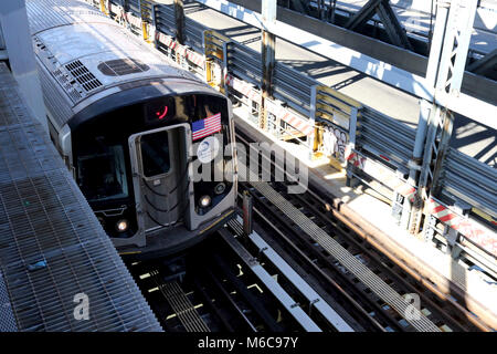 Subway train crossing over the Williamsburg Bridge, New York City Stock Photo - Alamy