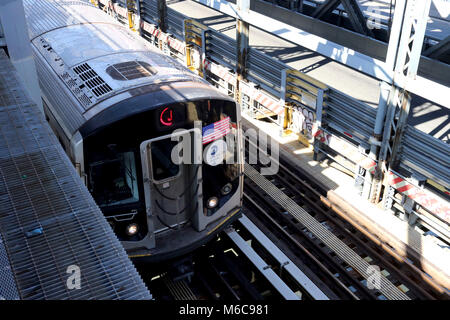 Subway train crossing over the Williamsburg Bridge, New York City Stock Photo - Alamy