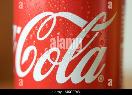 35/5000 Can of coca-cola with water drops Stock Photo - Alamy
