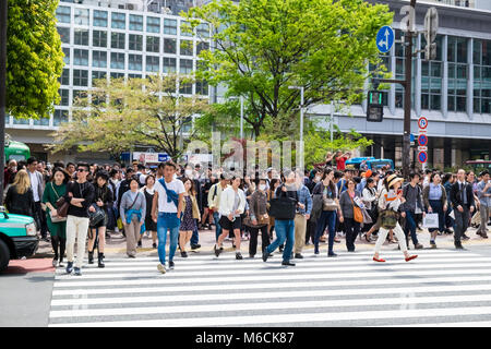 Busy street scene in Tokyo, Japan Stock Photo - Alamy