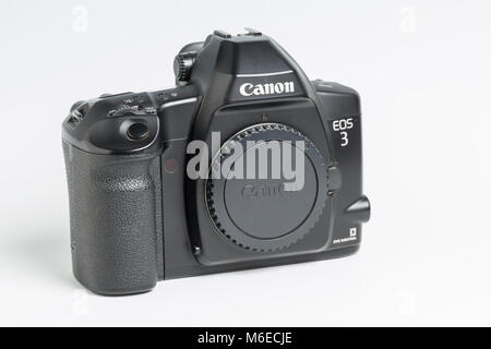 Canon EOS 3 semi-professional SLR film camera with eye-controlled ...