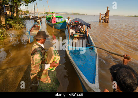Mawlamyine (Mawlamyaing, Moulmein): people enter ferry boat, Thanlwin ...
