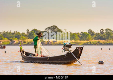 Mawlamyine (Mawlamyaing, Moulmein): fisher boat, Thanlwin (Salween ...