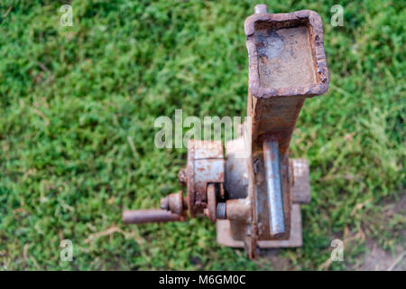 House lifting jack. Old rusty mechanical screw jack. Close-up Stock ...