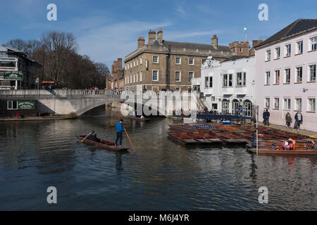 Silver Street Bridge and The Anchor Pub, Cambridge, England, UK Stock ...