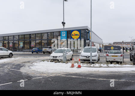 car park and exterior of a lidl supermarket in feltham, middlesex ...