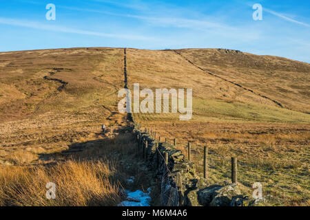 Shining Tor and the Peak district moors above the village of Rainow on ...