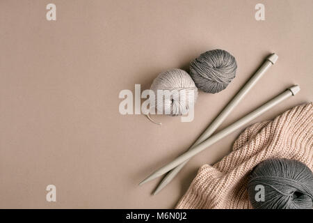 Background of gray knitted woolen thread close-up Stock Photo - Alamy