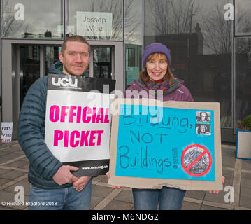 Sheffield, UK, 5th March 2018. University of Sheffield staff picketing ...