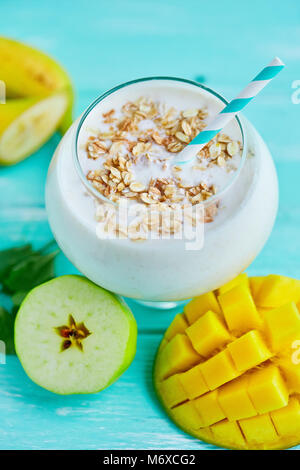 Overnight Oats with Mango and Coconut Stock Photo - Alamy