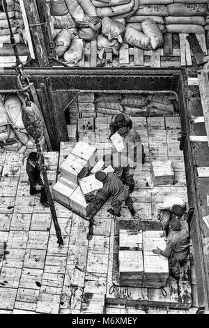 LONDON DOCK STRIKE 12000 DOCKERS STOPPED WORK APRIL 1947 SERVICE MEN ...