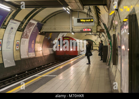Underground train in London, Marylebone Station Stock Photo - Alamy