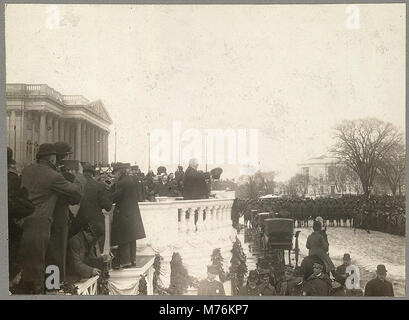 President Taft bowing to crowd Stock Photo - Alamy