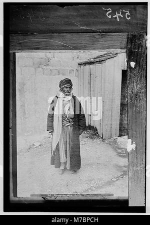 A depiction of a Muslim sheikh in traditional costume, showcasing the ...