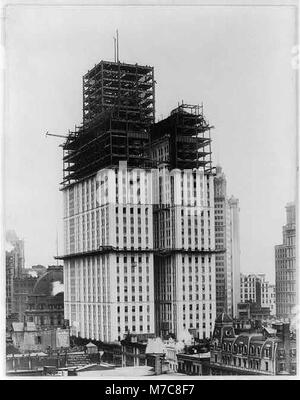 A 1912 photograph showing the construction of the Woolworth Building in ...