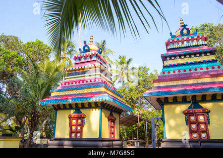 Ponnumthuruthu Island Temple in Kerala,India. Shiva temple in Golden ...
