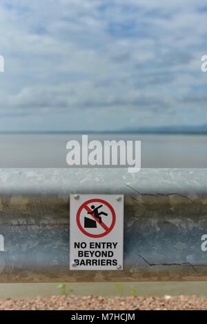 NO LAKE ACCESS warning sign in front of a large body of water Stock ...