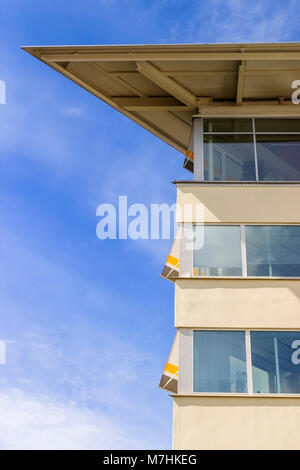 Facade of a modern apartment building. Blue Sky Stock Photo - Alamy