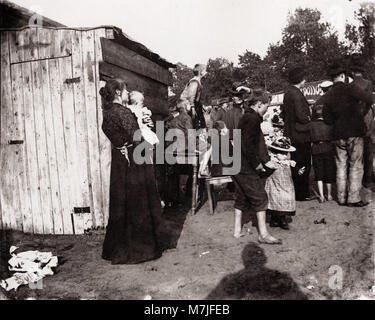 A photograph by Heinrich Zille, titled 'Rummel, an der Schiffschaukel ...