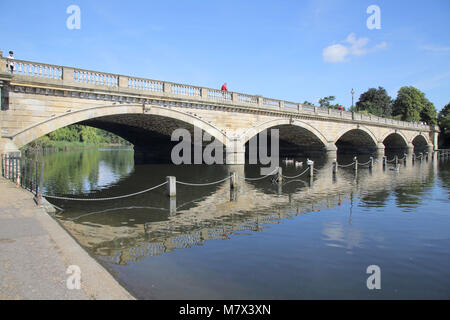 The bridge over the Serpentine in Hyde Park in London on a lovely sunny ...