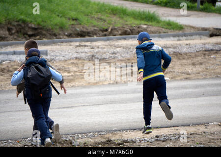 children run across the road Stock Photo: 147829607 - Alamy