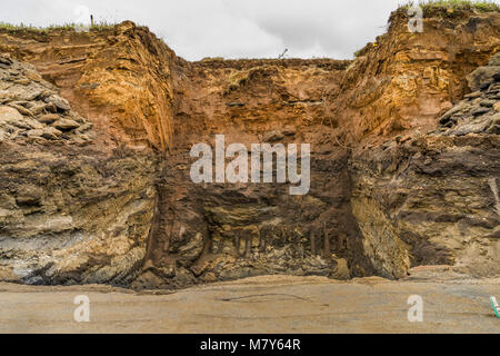 Layers of volcanic deposits and ash from previous eruptions at El Teide ...