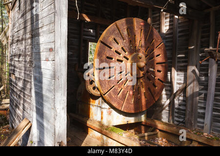 Polishing Lathe at the abandoned Redstone Granite quarry in Conway, New ...