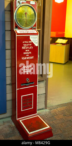Old fashioned weighing machine, UK Stock Photo - Alamy