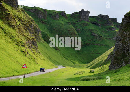 Summer view through Winnats Pass, Castleton village, Hope Valley, Peak ...