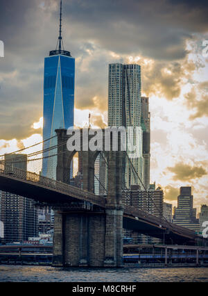 The sun sets behind the New York City skyline, Thursday, Oct. 27, 2022 ...