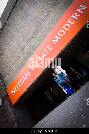 Welcome to Tate modern sign outside Tate Modern, London, UK Stock Photo ...