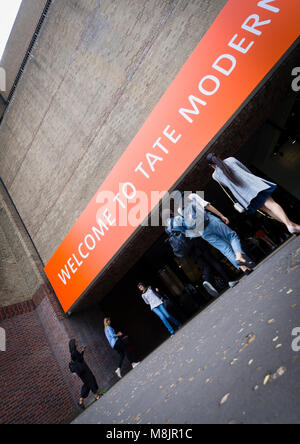 Welcome to Tate modern sign outside Tate Modern, London, UK Stock Photo ...