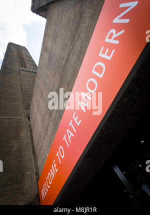 Welcome to Tate modern sign outside Tate Modern, London, UK Stock Photo ...