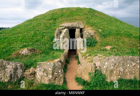 Bryn Celli Ddu prehistoric Bronze Age passage grave tomb on island of ...