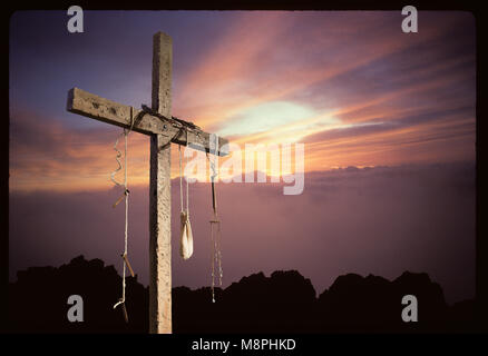 Jesus Christ's empty cross greets Easter sunrise Stock Photo - Alamy