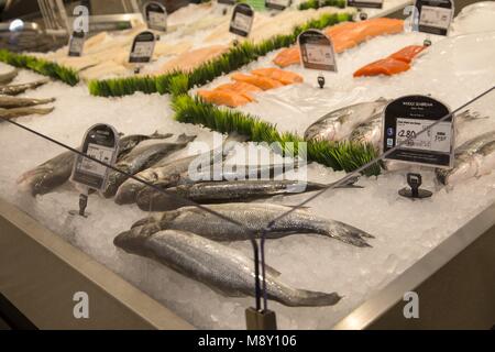 Fishmonger Fishmongers Fresh Fish Counter Display Stock Photo: 21954861 ...