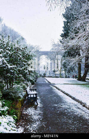 Snowfall in Trenance Gardens in Newquay Cornwall Stock Photo - Alamy