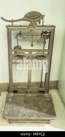 Old fashioned weighing machine, UK Stock Photo - Alamy