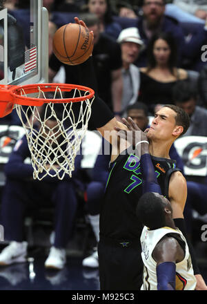 Dallas Mavericks' Dwight Powell (7) dunks as Sacramento Kings' Jonas ...