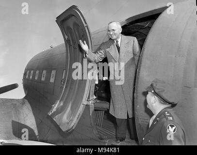 President Harry Truman being sworn into office for his second term. Jan ...
