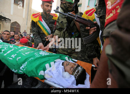 Mourners carry the body of a member of Palestinian security forces ...