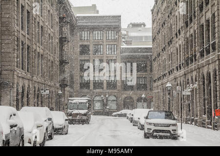 Montreal alleyway in the winter Stock Photo - Alamy