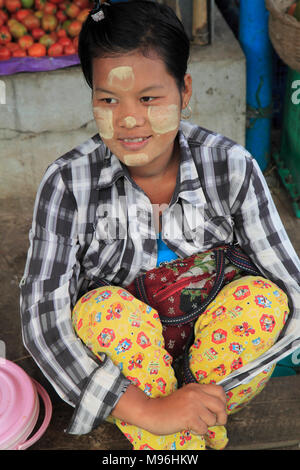 Myanmar, Kayin State, Hpa An, market, people, food Stock Photo - Alamy