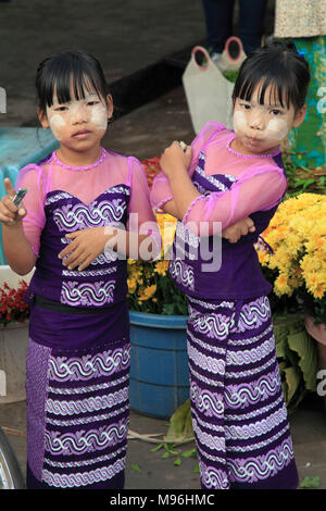 Myanmar, Kayin State, Hpa An, market, people, food Stock Photo - Alamy
