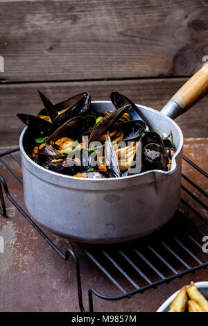 mussels in cooking pot Stock Photo - Alamy